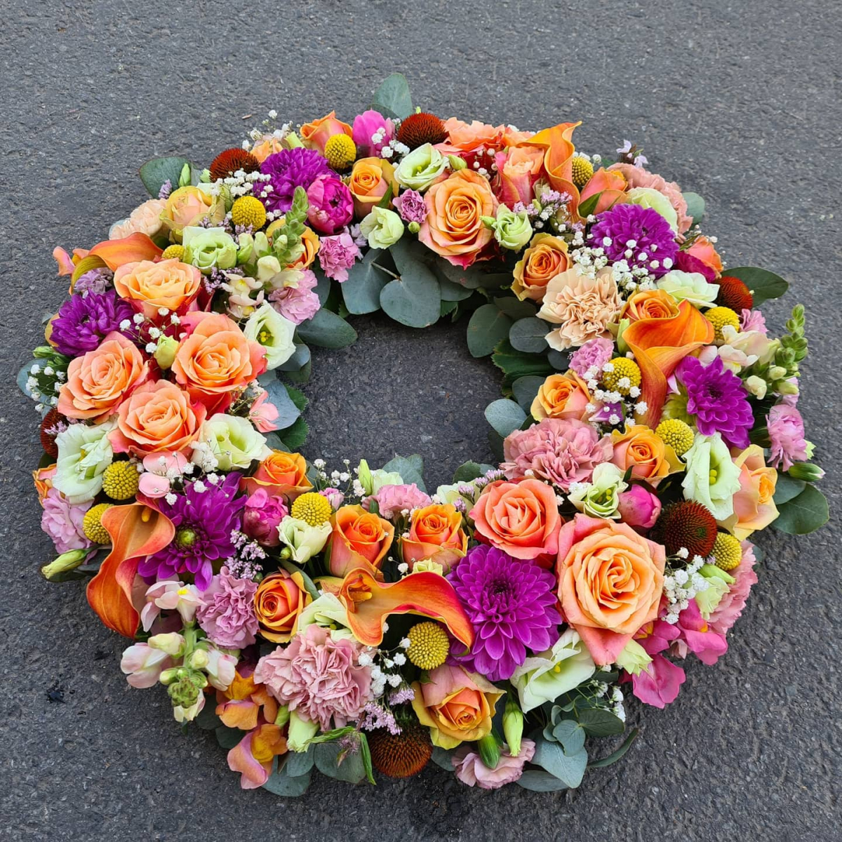 Krans til begravelse Vakker krans i flotte farger - Harbitz Blomster AS